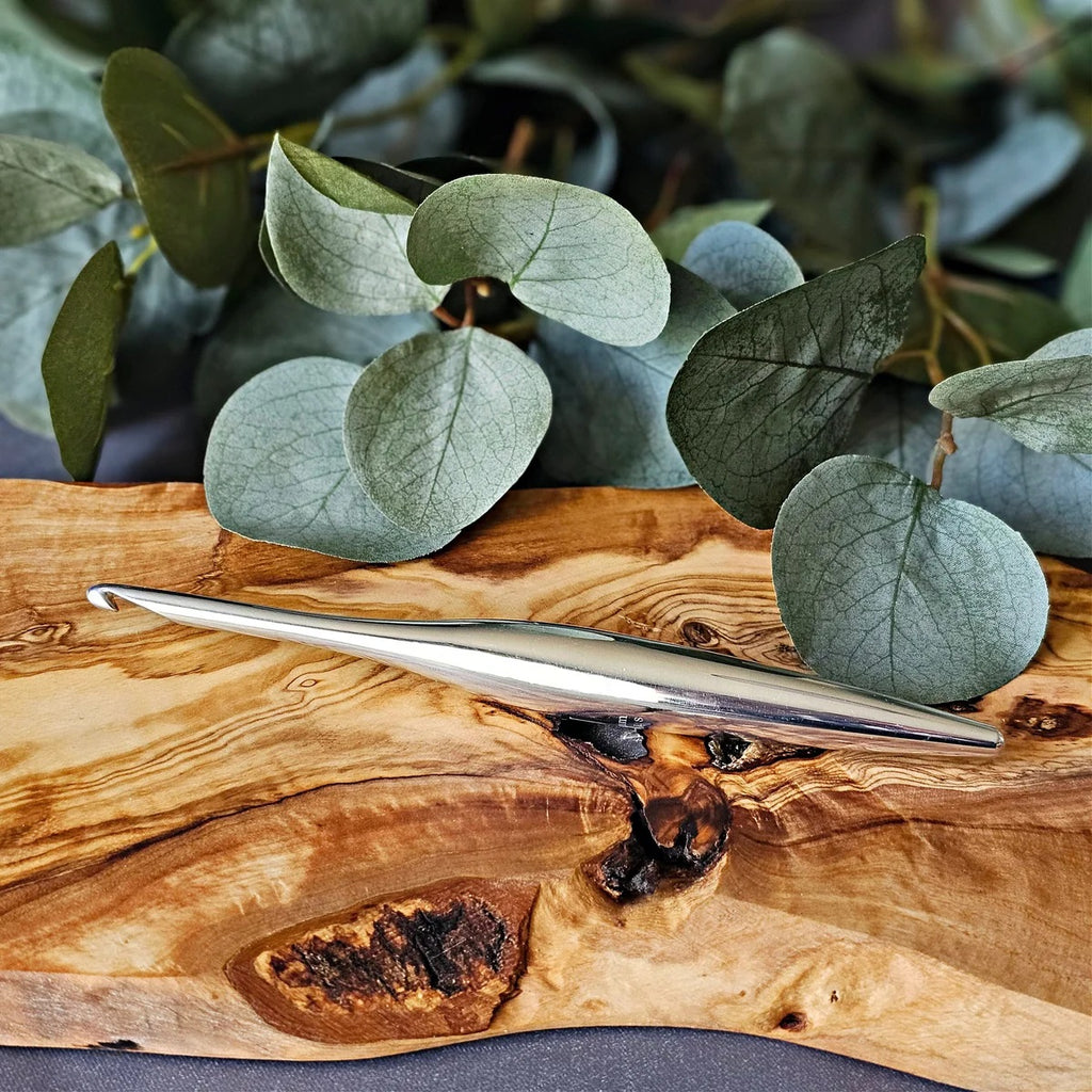 Furls Silver Streamline – Sleek Metal Crochet Hook – ACCROchet
